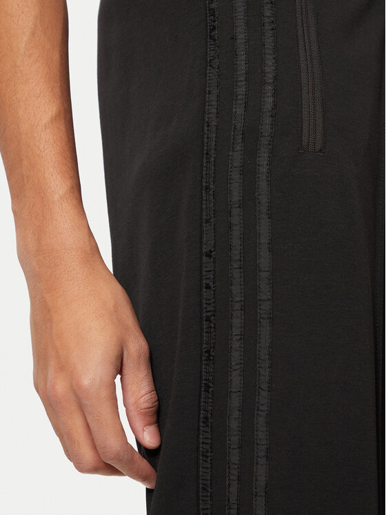 adidas Spodnie dresowe Monogram IZ2539 Czarny Regular Fit | Modivo.pl