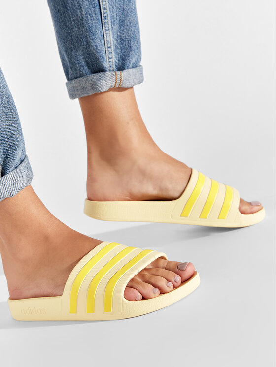 adidas Pantoletten adilette Aqua GX4280 Gelb | Modivo.de