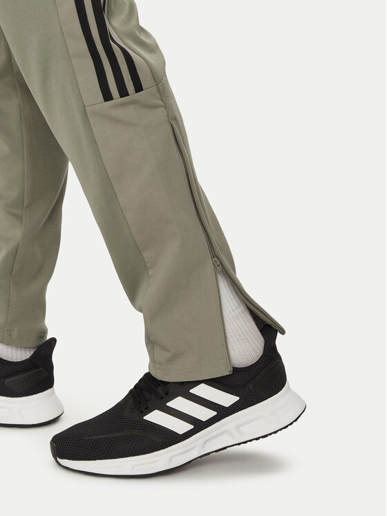adidas Spodnie dresowe Tiro IS1504 Zielony Regular Fit | Modivo.pl